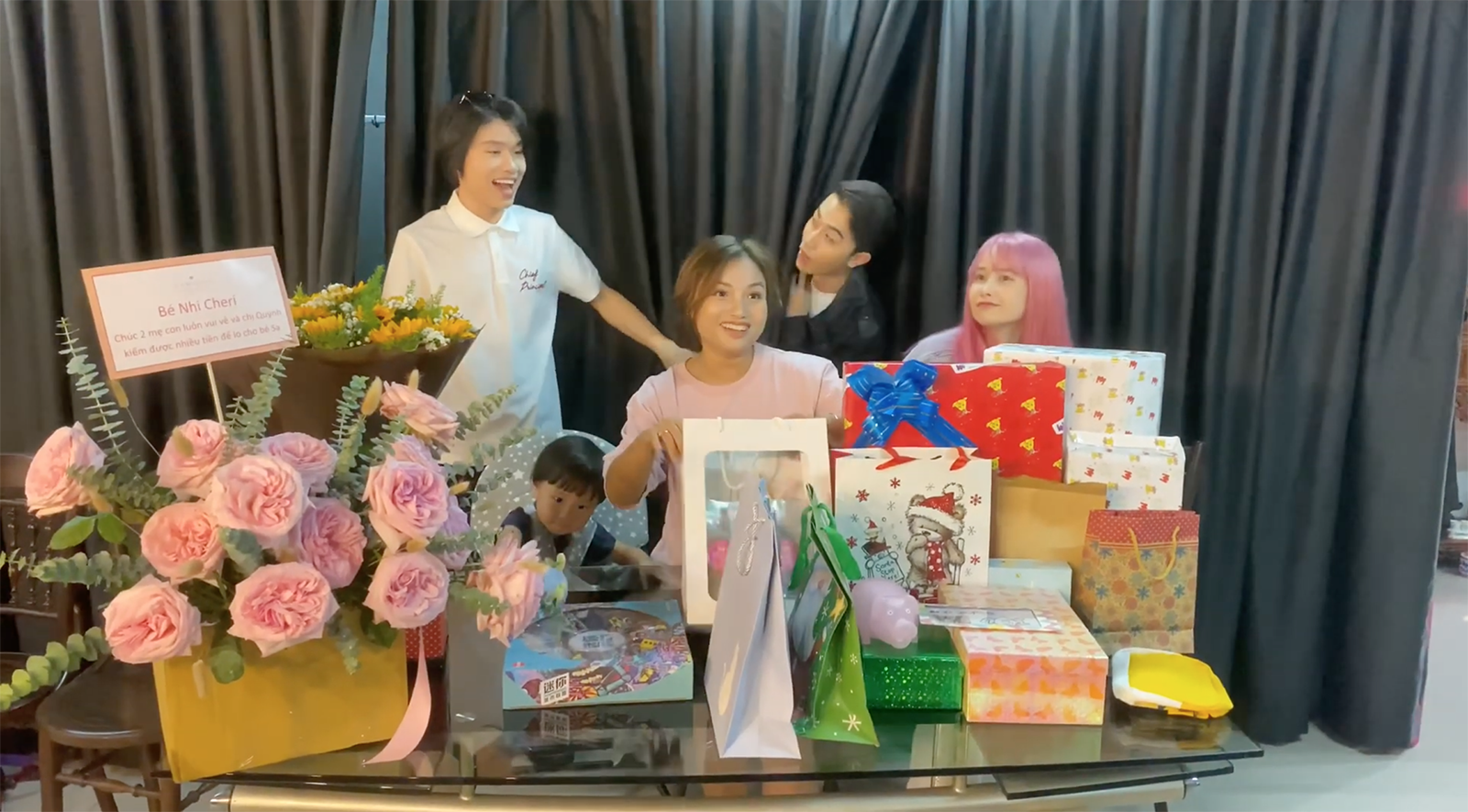 Mẹ con bé Sa khui quà cùng Quang Trung và vợ chồng Cris Phan, bất ngờ ...