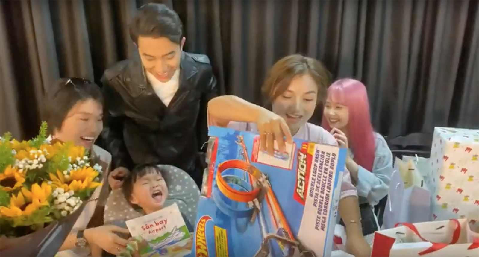 Mẹ con bé Sa khui quà cùng Quang Trung và vợ chồng Cris Phan, bất ngờ ...