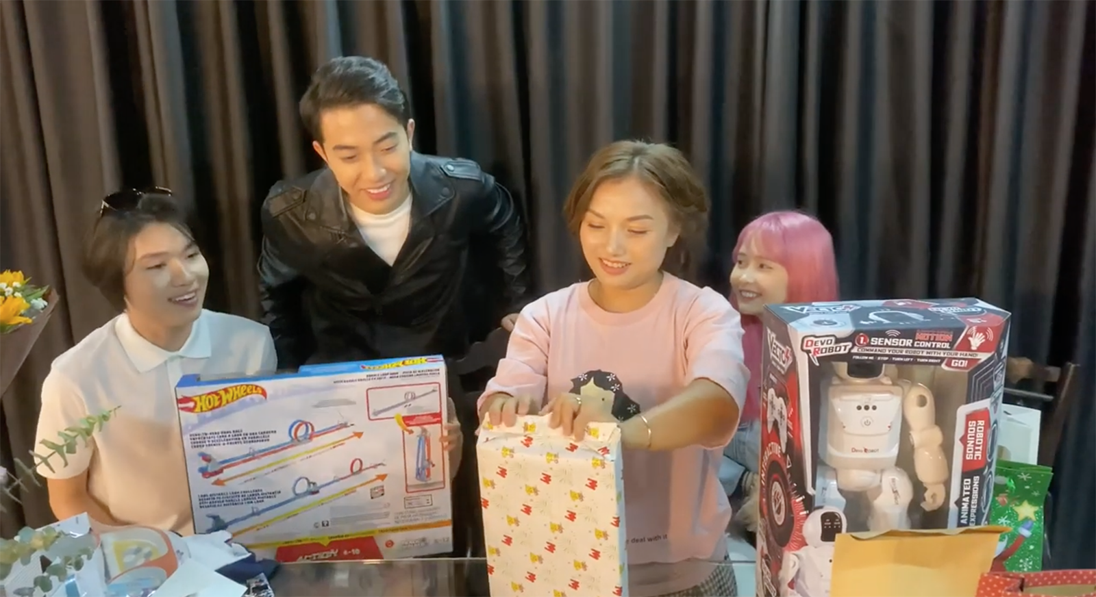 Mẹ con bé Sa khui quà cùng Quang Trung và vợ chồng Cris Phan, bất ngờ ...