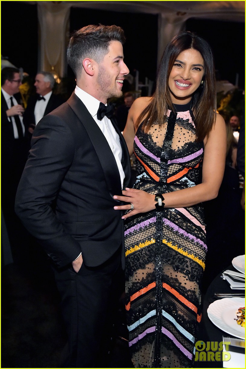 Dự sự kiện với vợ Hoa hậu lớn hơn 10 tuổi, Nick Jonas tự châm biếm bản ...