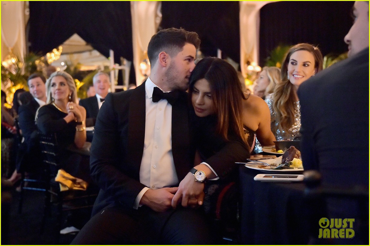 Dự sự kiện với vợ Hoa hậu lớn hơn 10 tuổi, Nick Jonas tự châm biếm bản ...