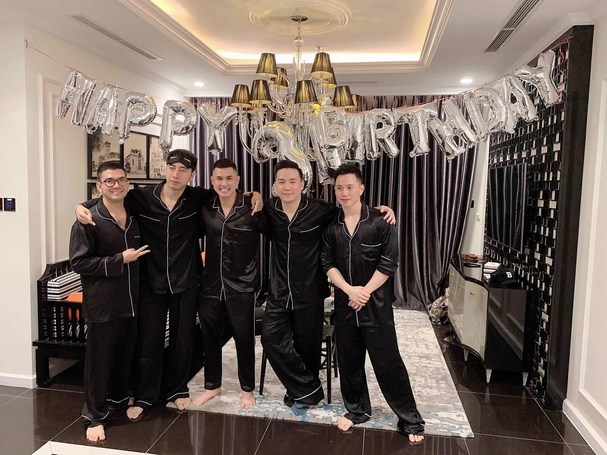 Only C được vợ bí mật tổ chức sinh nhật, hạnh phúc vì bạn thân từ Mỹ ...