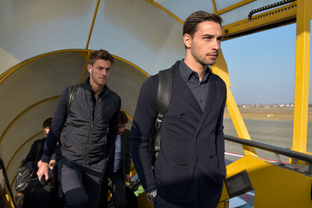 Ronaldo cùng dàn sao Juve mặc vest "cool ngầu", thăm thú SVĐ đối thủ để ...