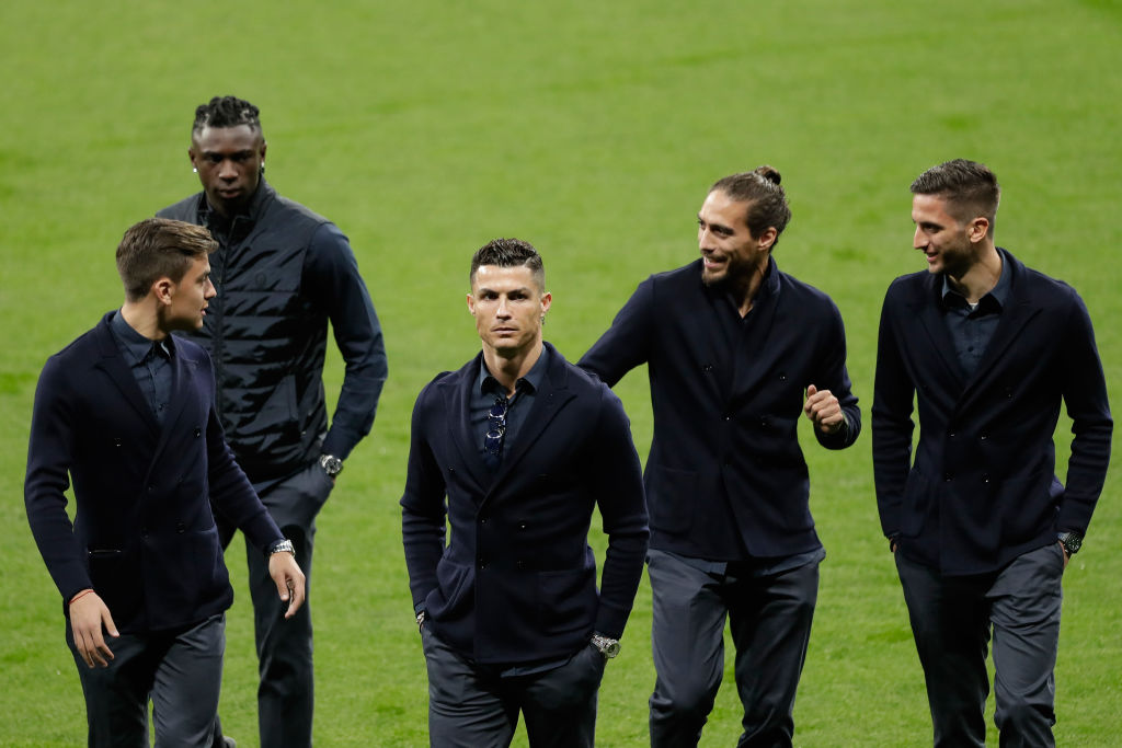 Ronaldo cùng dàn sao Juve mặc vest "cool ngầu", thăm thú SVĐ đối thủ để ...