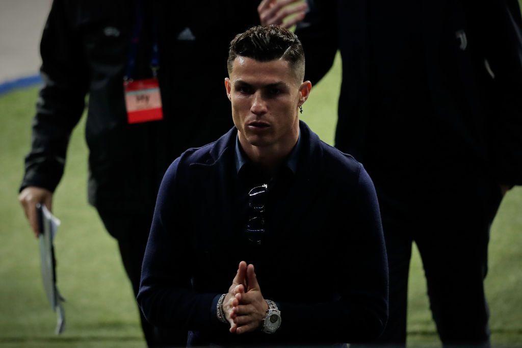 Ronaldo cùng dàn sao Juve mặc vest "cool ngầu", thăm thú SVĐ đối thủ để ...