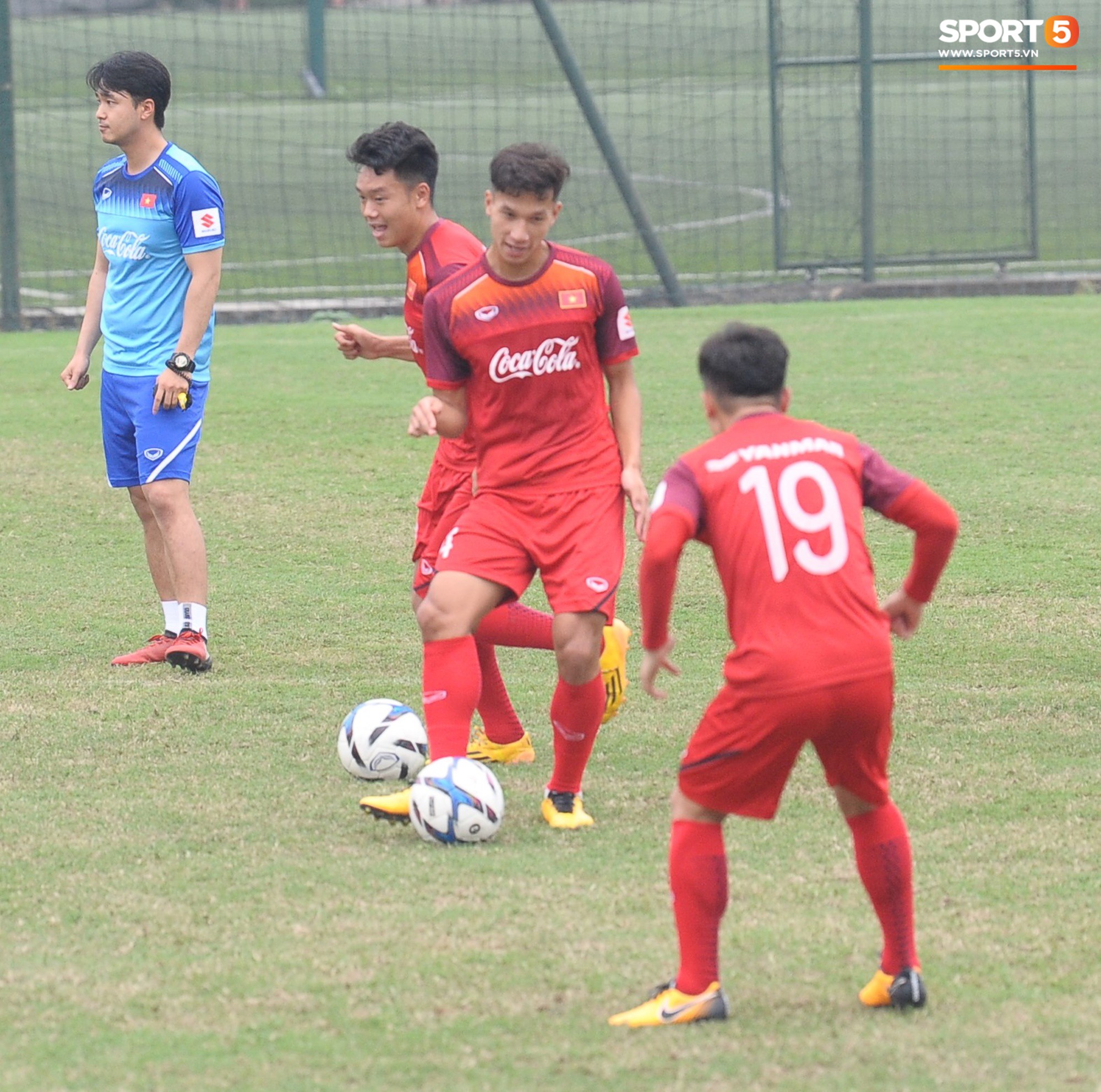 Nguyễn Văn Đạt: Trung vệ của U23 Việt Nam vô cùng điển trai và nghệ sĩ