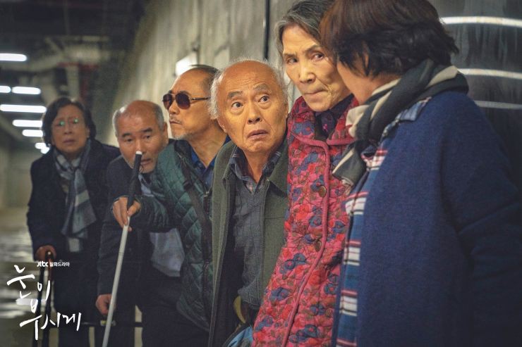 "Dazzling" không chỉ kì ảo hay lãng mạn, mà còn là câu chuyện đậm tính ...