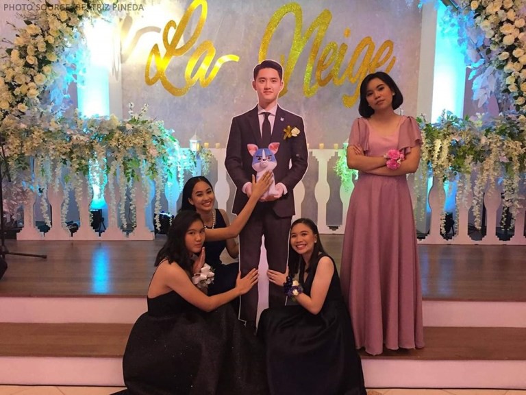 Đến dự prom với... hình standee của D.O (EXO), nữ sinh không ngờ idol ...