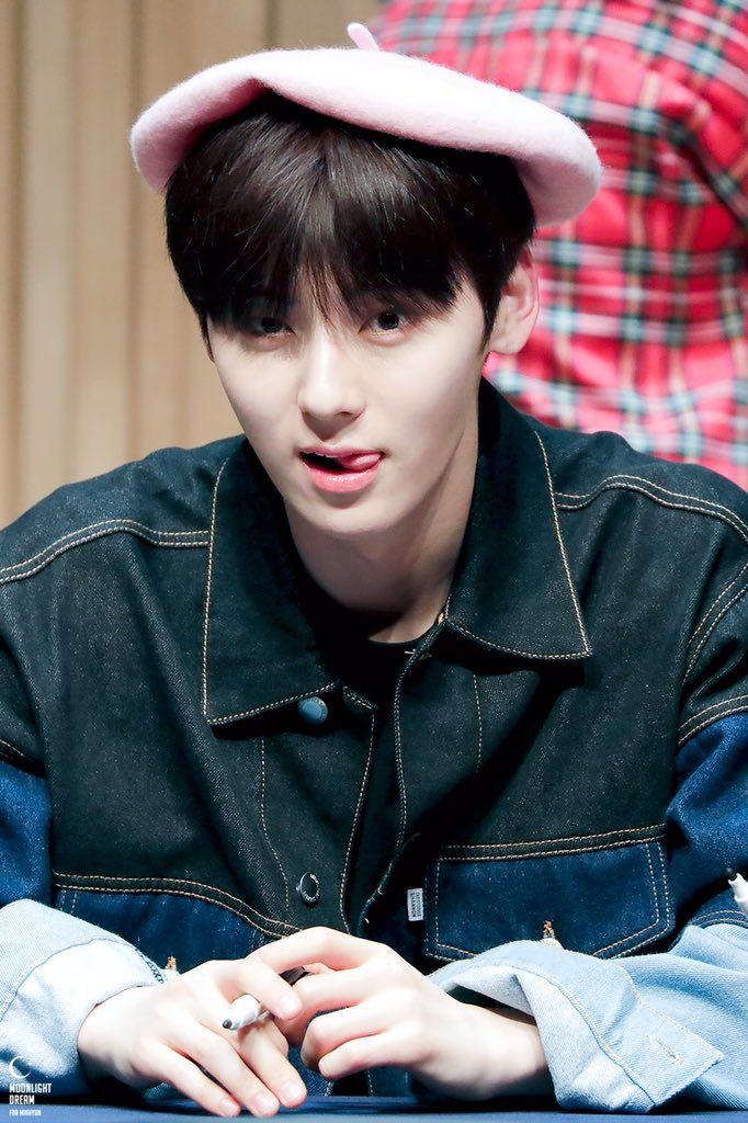 Bị đồng đội bóc phốt "soi gương 50 lần/ ngày", Minhyun (NU'EST) có cách ...