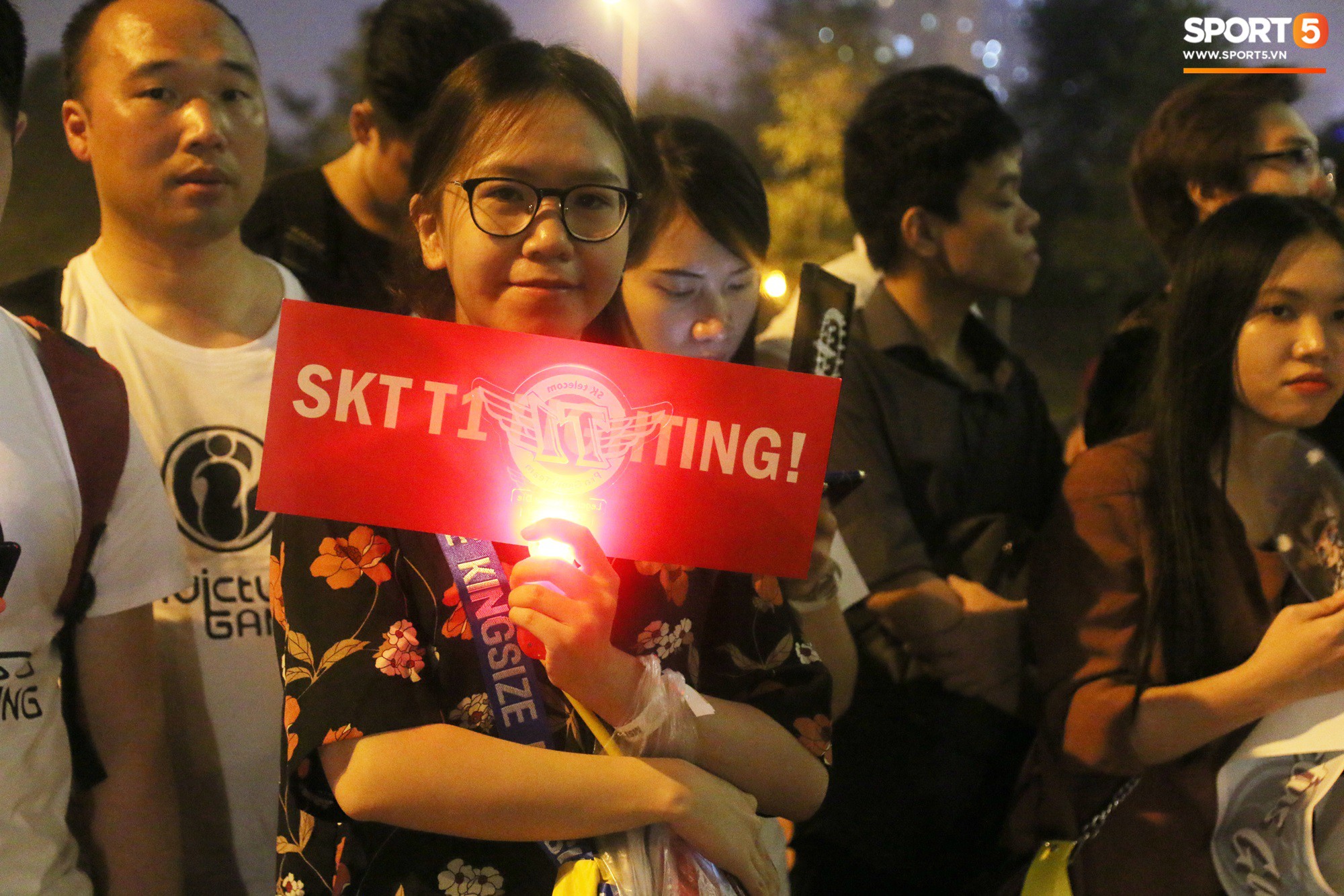 Fan SKT T1 xếp hàng dài chờ đợi để tiếp sức cho thần tượng sau trận ...