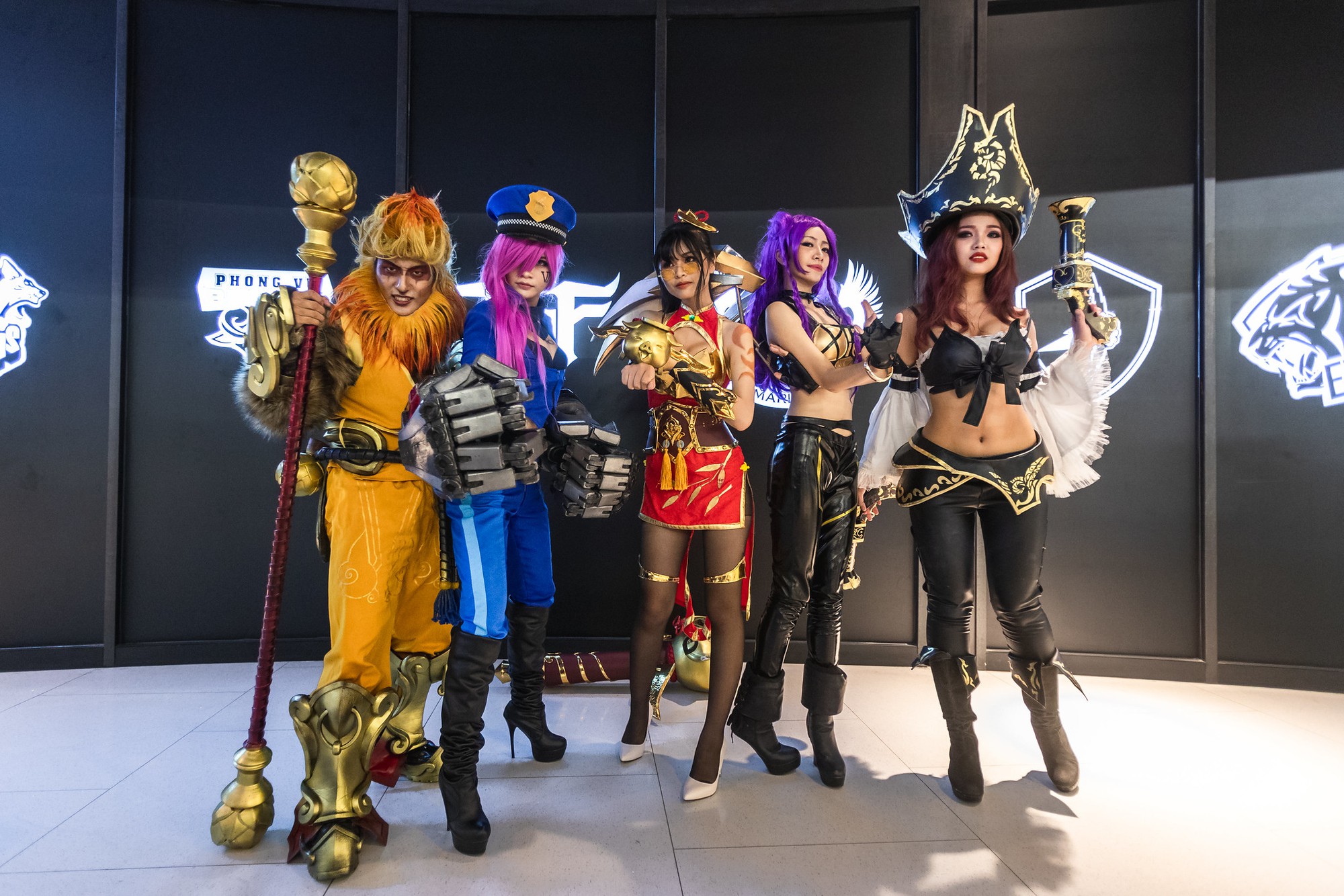 Ngắm nhìn dàn cosplay xinh đẹp làm nóng không khí trước thềm giải đấu ...