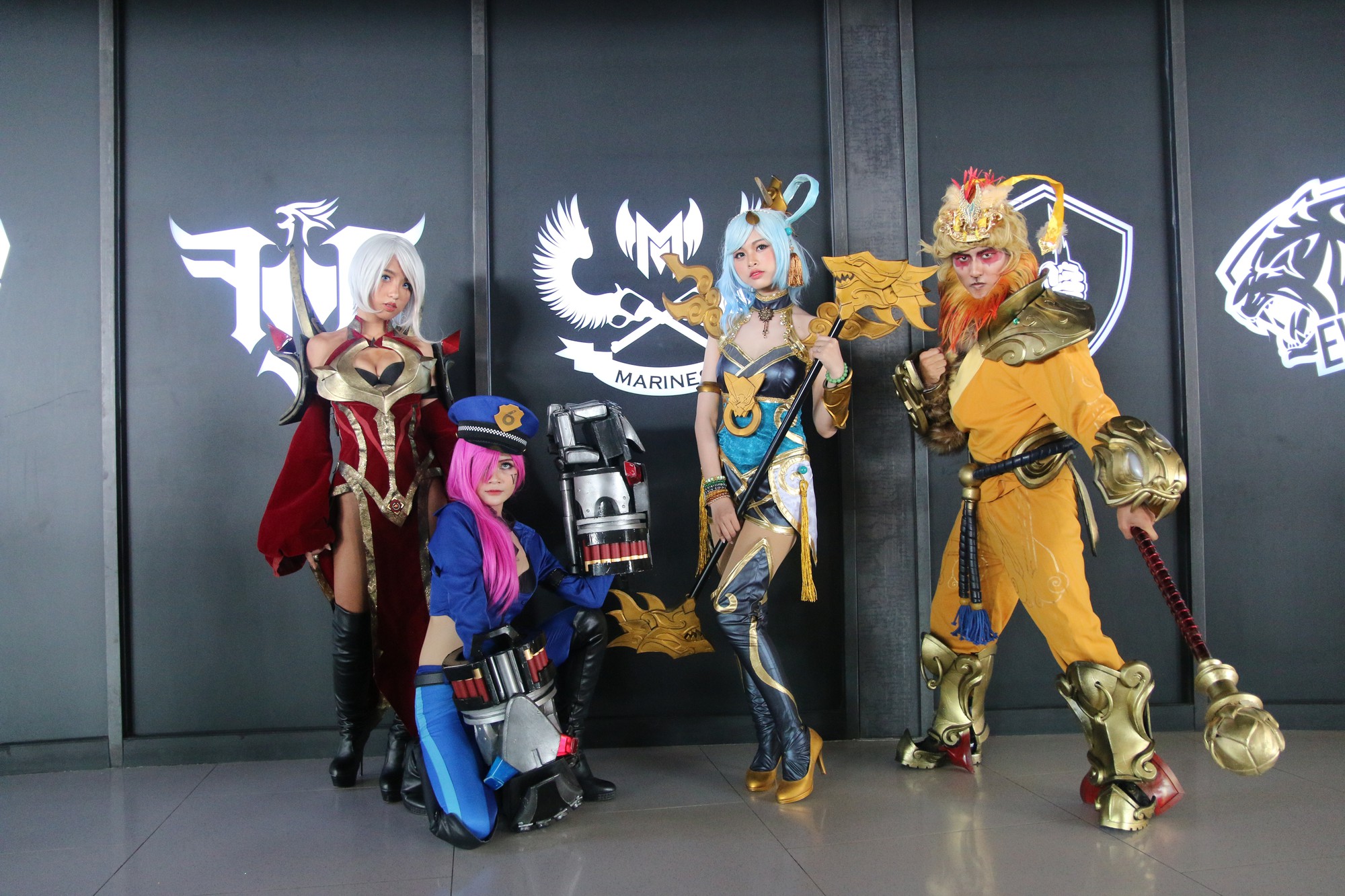 Hot streamer Thầy Ba cầm kiếm mô hình khuấy động không khí ngày thi đấu ...