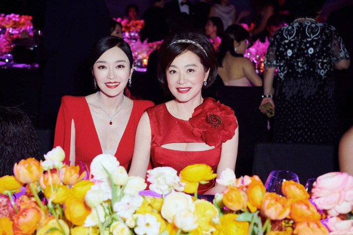 Chung 1 khung hình: Tần Lam diện đầm gợi cảm cũng phải lép vế trước độ ...