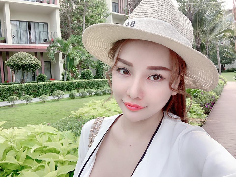 Mon 2K nói về việc hôn trai đẹp "ngấu nghiến": "Xem lại cũng hơi quá đà ...