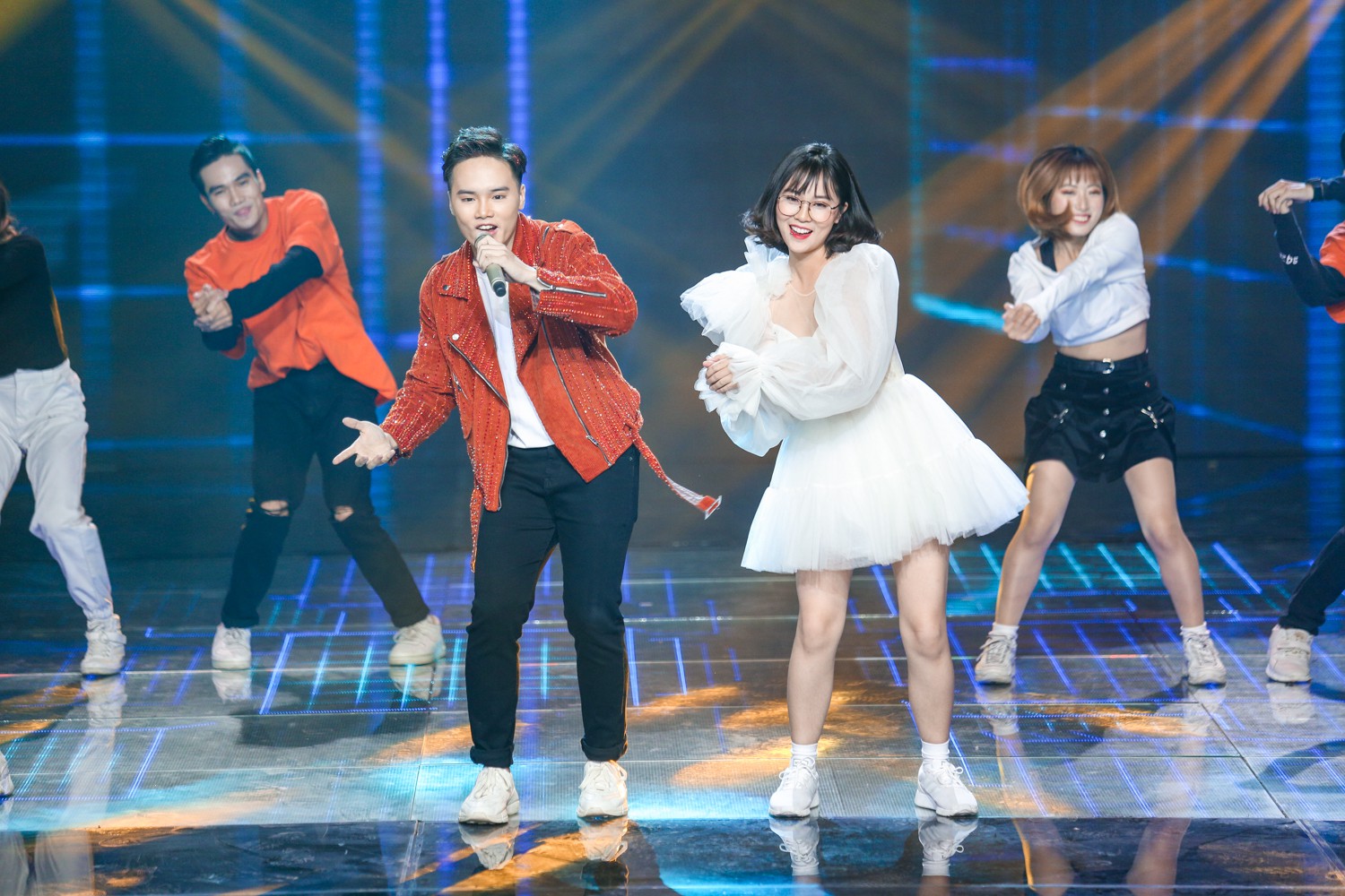 Hot Streamer MisThy bất ngờ làm đám cưới với học trò Tuấn Ngọc trên sân ...