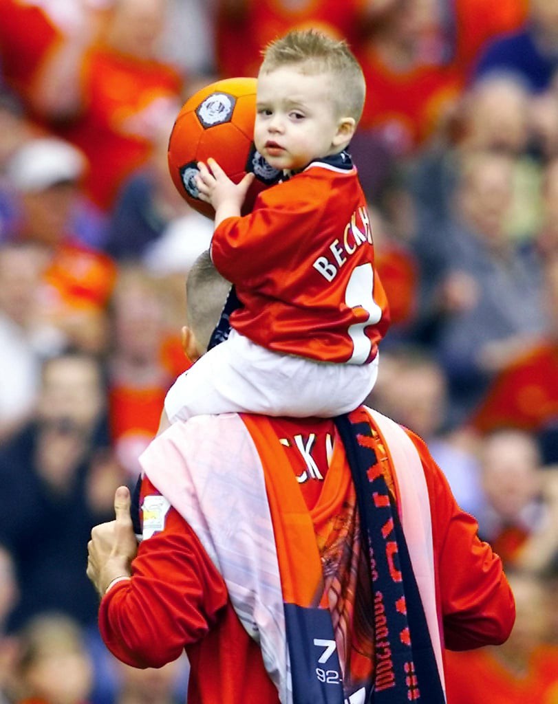 Hành trình nhan sắc tuột dốc không phanh của cậu cả nhà Beckham: Cậu ấm ...