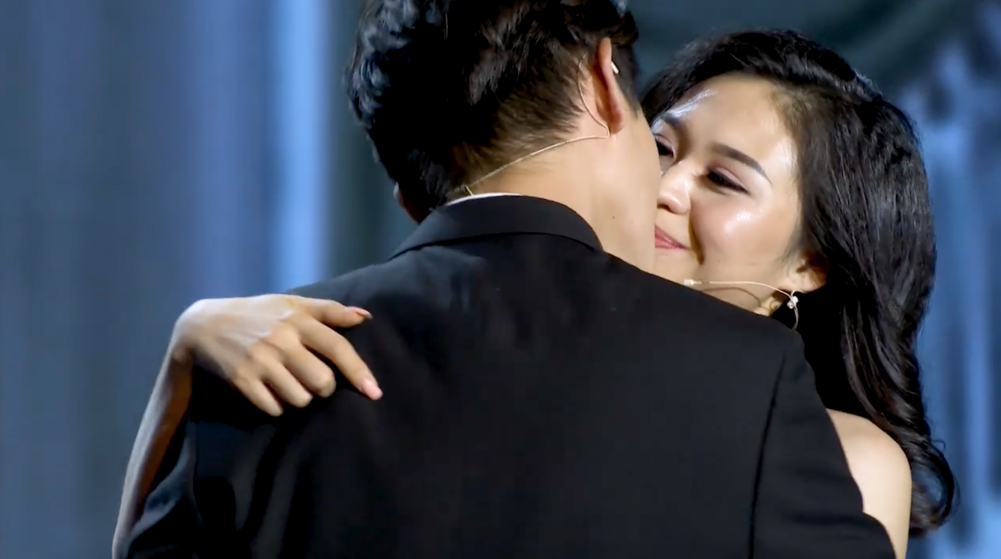 Lê Lộc hết ôm Tuấn Dũng lại hôn trai đẹp trên show truyền hình