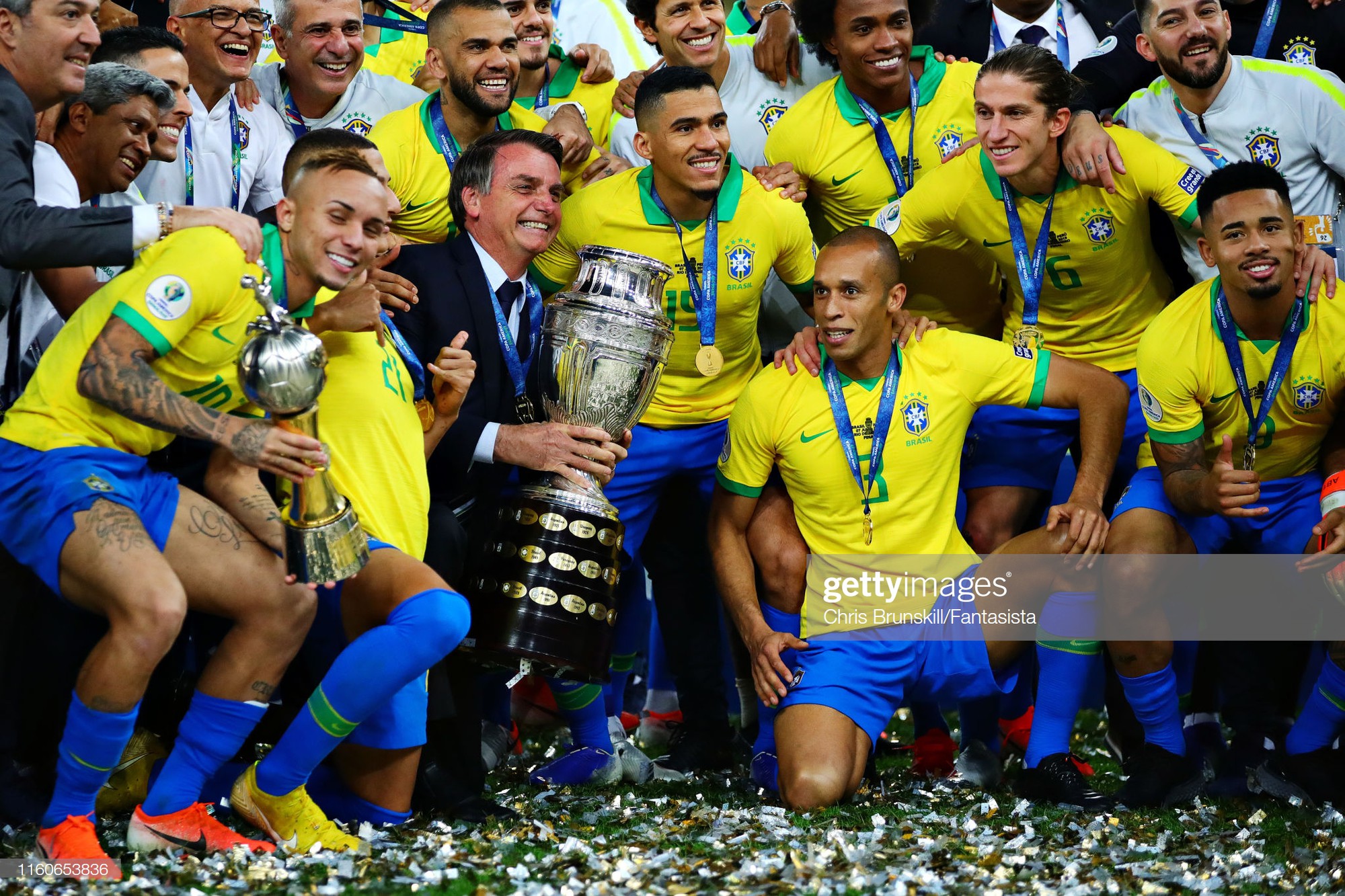 Hình ảnh hiếm thấy trong làng bóng đá: Tổng thống Brazil trao cúp rồi ở ...