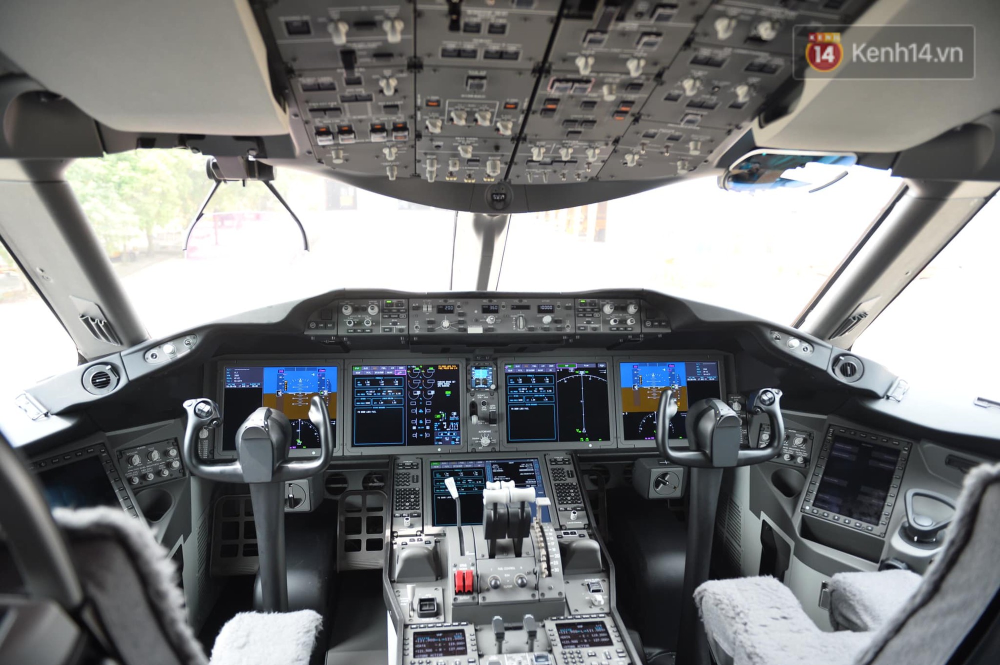 Cận cảnh nội thất bên trong "siêu máy bay" Boeing 787-10 lớn nhất Việt ...