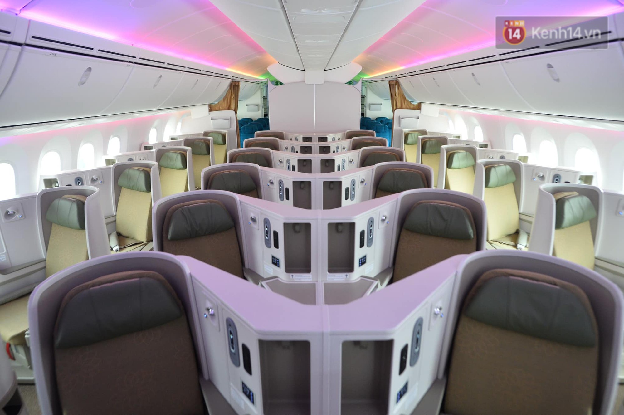 Cận cảnh nội thất bên trong "siêu máy bay" Boeing 787-10 lớn nhất Việt ...
