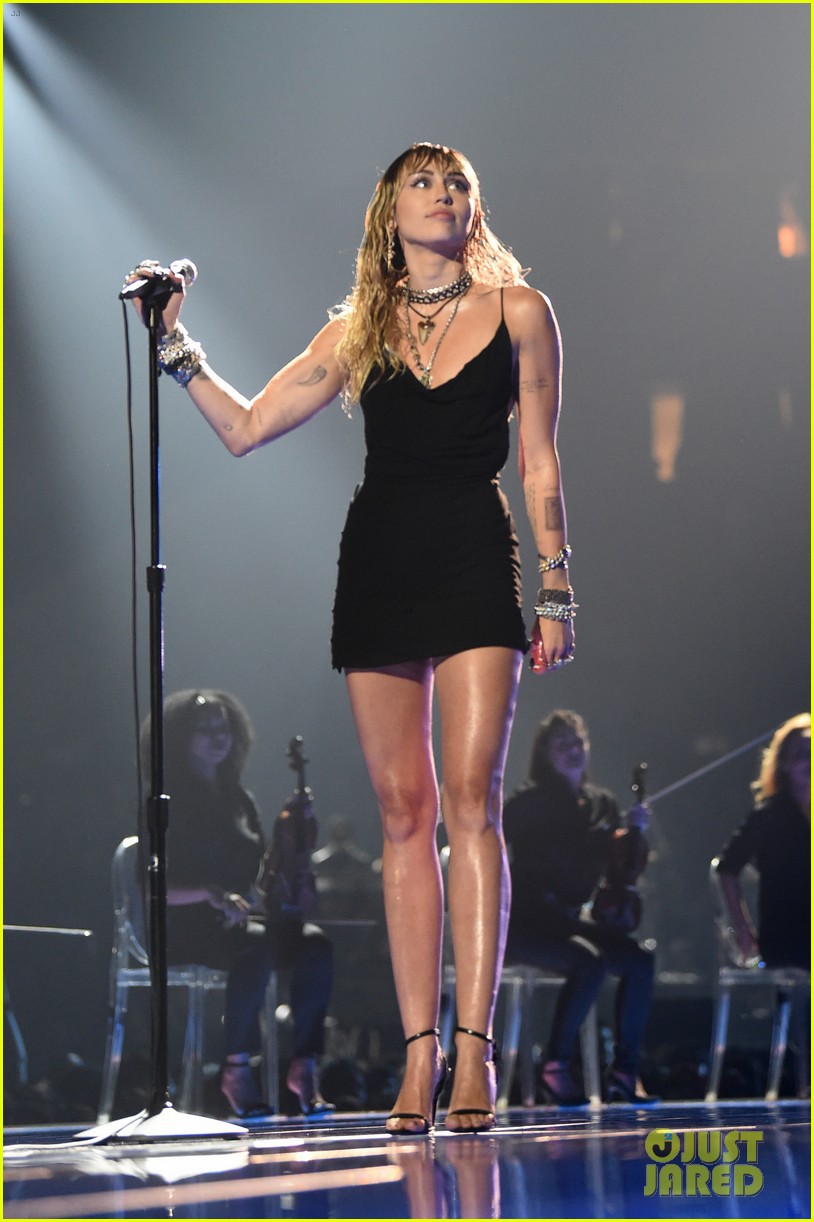 Vắng mặt tại thảm đỏ, Miley Cyrus vẫn chiếm trọn spotlight ở VMAs với ...