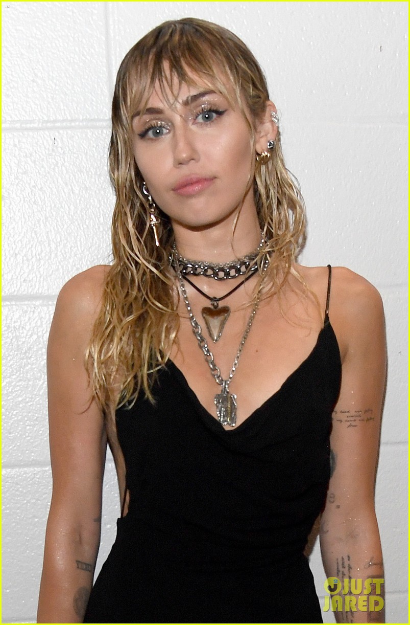 Vắng mặt tại thảm đỏ, Miley Cyrus vẫn chiếm trọn spotlight ở VMAs với ...
