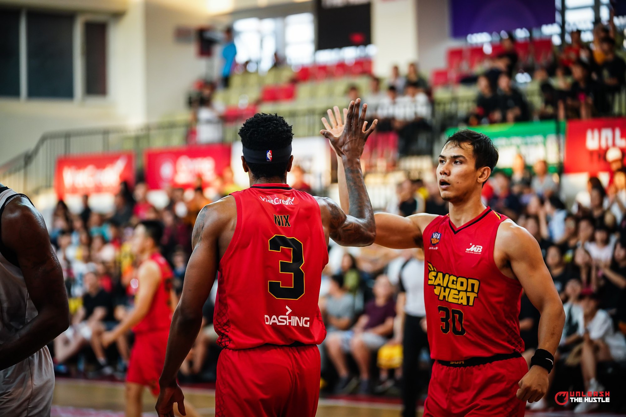 Tim Waale và câu chuyện về người anh hùng thầm lặng trên sân bóng rổ