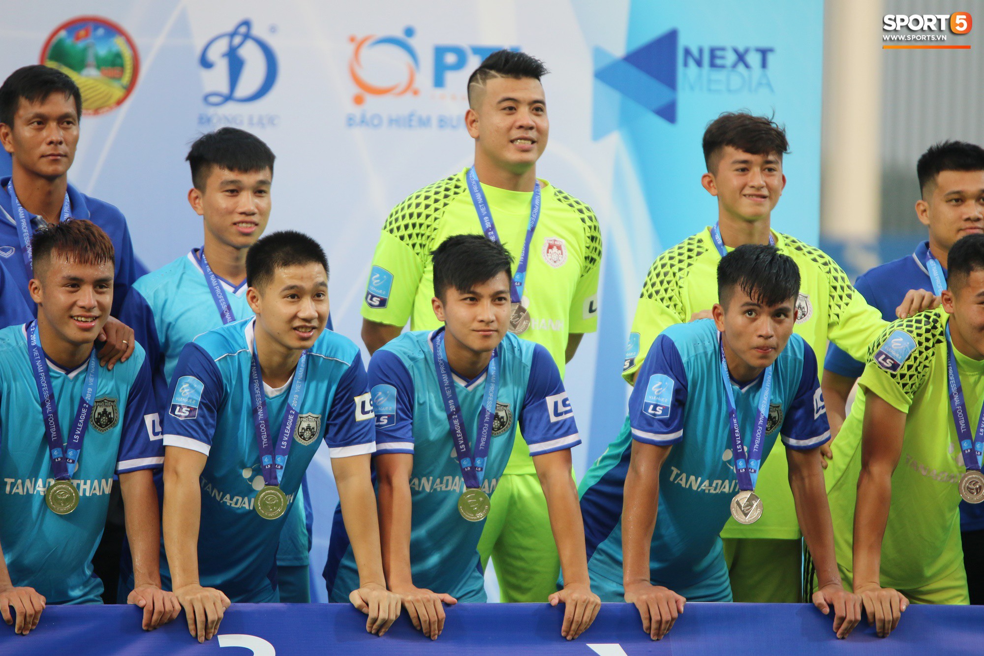 Martin Lo trầm tư trong ngày vui của Phố Hiến FC tại giải hạng Nhất ...