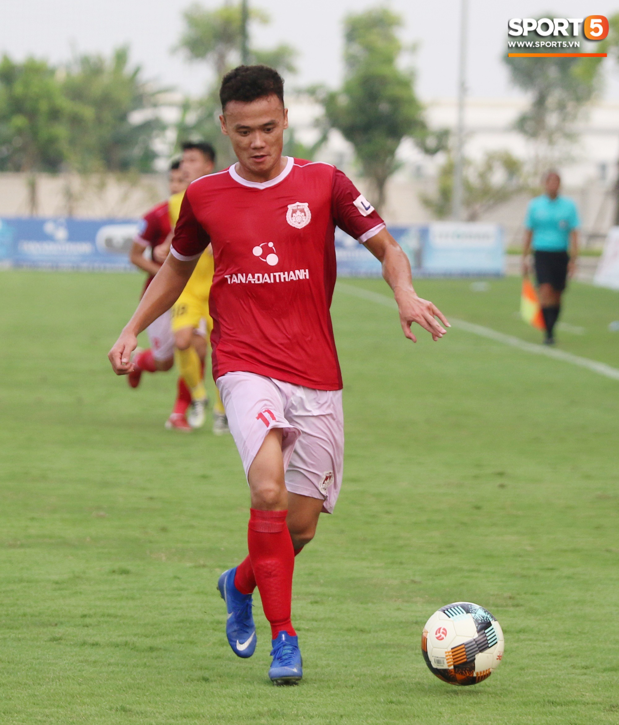 Martin Lo trầm tư trong ngày vui của Phố Hiến FC tại giải hạng Nhất ...