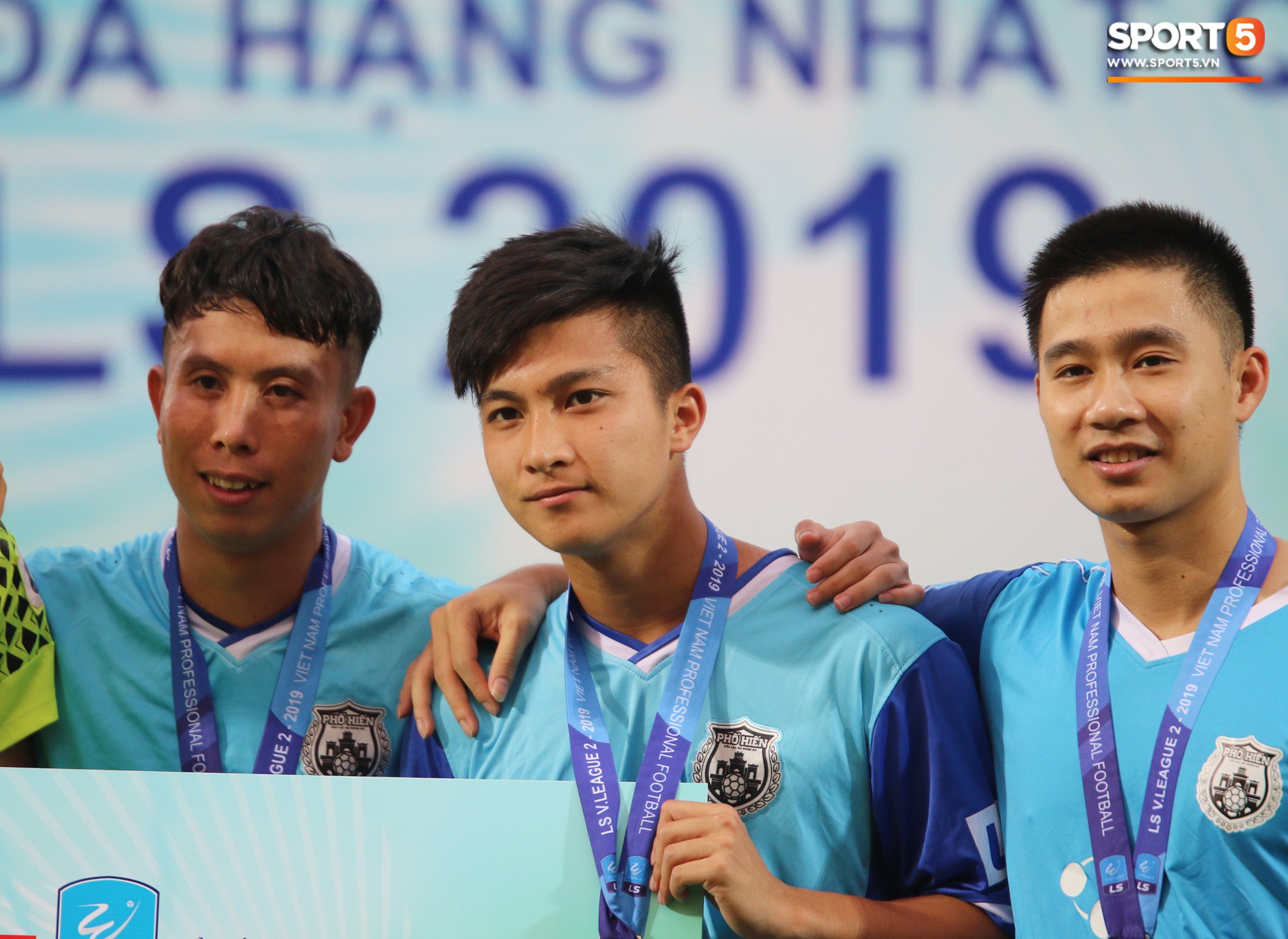 Martin Lo trầm tư trong ngày vui của Phố Hiến FC tại giải hạng Nhất ...