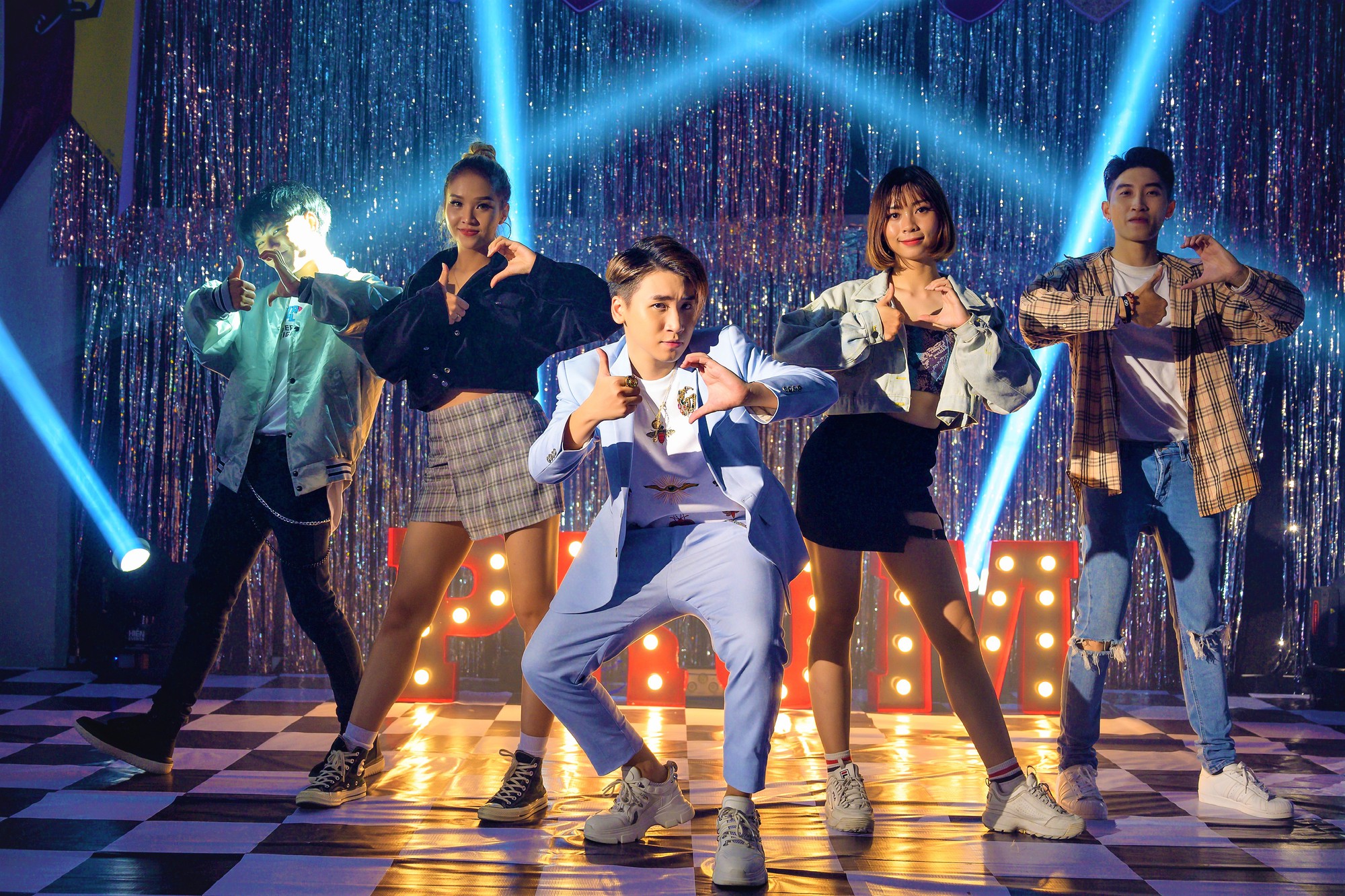 Huy Cung tung MV debut "Bận Than Chuyện Bạn Thân"