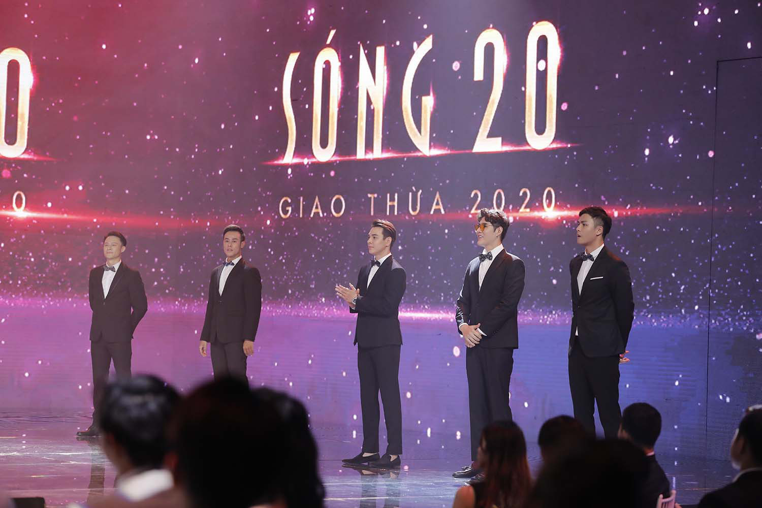 Sóng 20: Gặp gỡ cặp đôi vừa cưới nhau của Người ấy là ai, Huy Trần tái ...