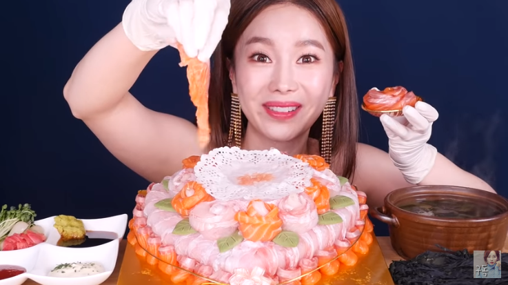 Youtuber Ssoyoung "mở bát" năm mới bằng chiếc bánh sashimi và nguyên ...