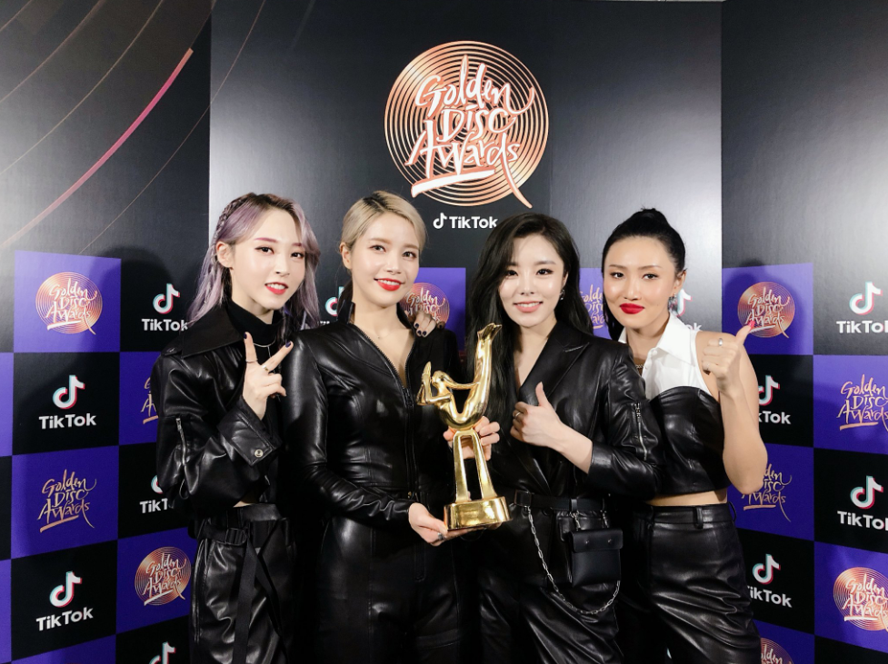 GDA 2020 ngày 1: BTS và "bố Bang" thắng đậm; AKMU, Jennie, Taeyeon ...