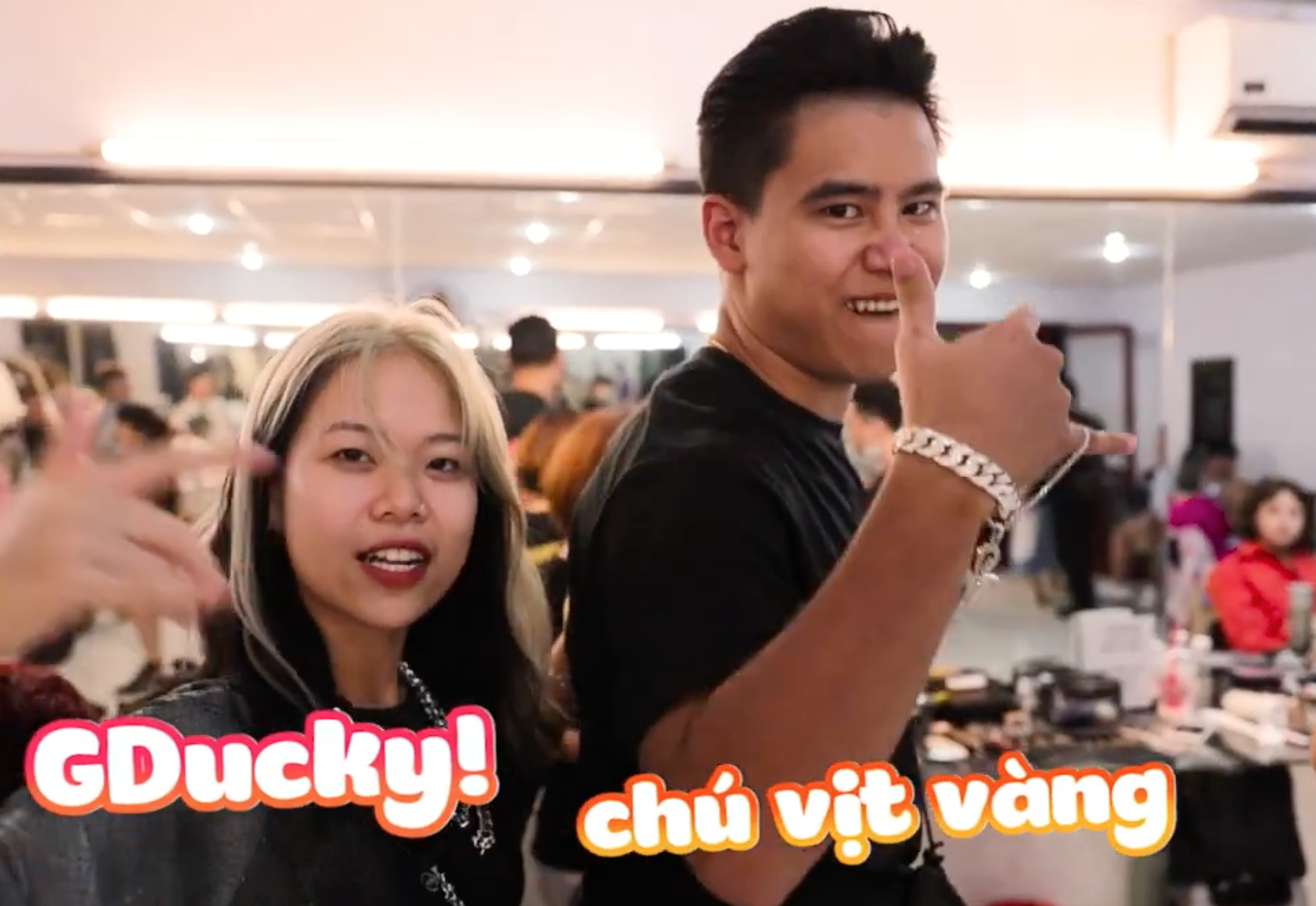 Tlinh - MCK ôm nhau kề má tình cảm phát hờn trong hậu trường Rap Việt!