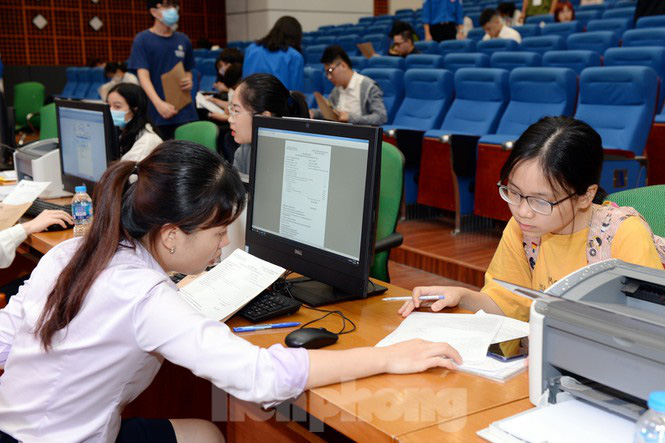 Thí sinh tấp nập về các trường Đại học xác nhận nhập học