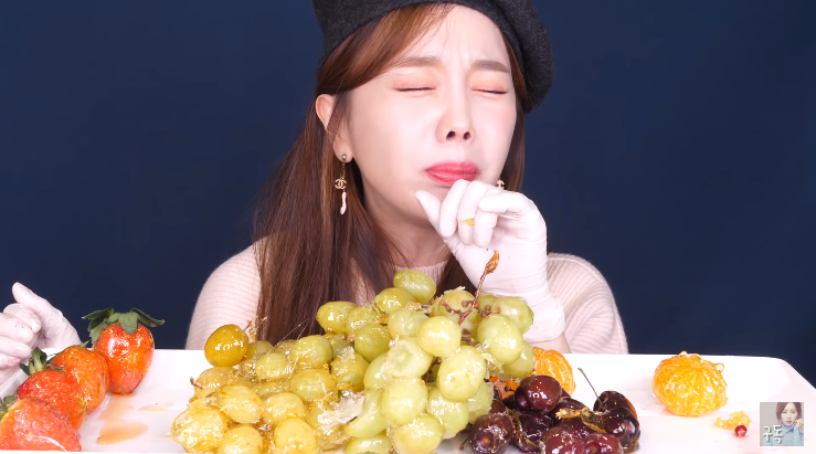 Hiếm hoi lắm mới thấy Ssoyoung thôi mukbang "những con bơi dưới nước ...