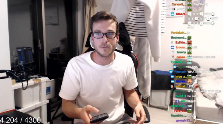 Streamer điển trai phát hoảng khi bị động đất ngay trên sóng stream