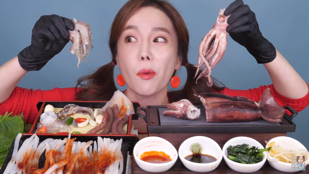 Thánh "lật mặt" Ssoyoung bị "hành" te tua trong clip mới, cả người cả ...