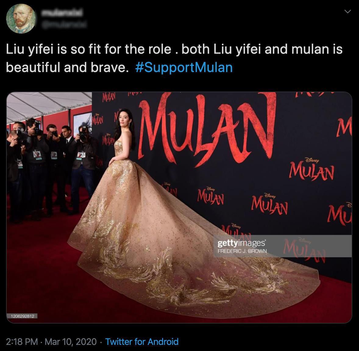 Disney tự tay hạ biển quảng cáo của gà nhà để “khô máu” PR cho “Mulan”