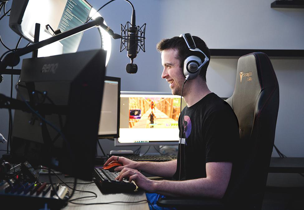 Đằng sau những tiếng cười, sự nổi tiếng là góc khuất đầy nước mắt ít ai ...