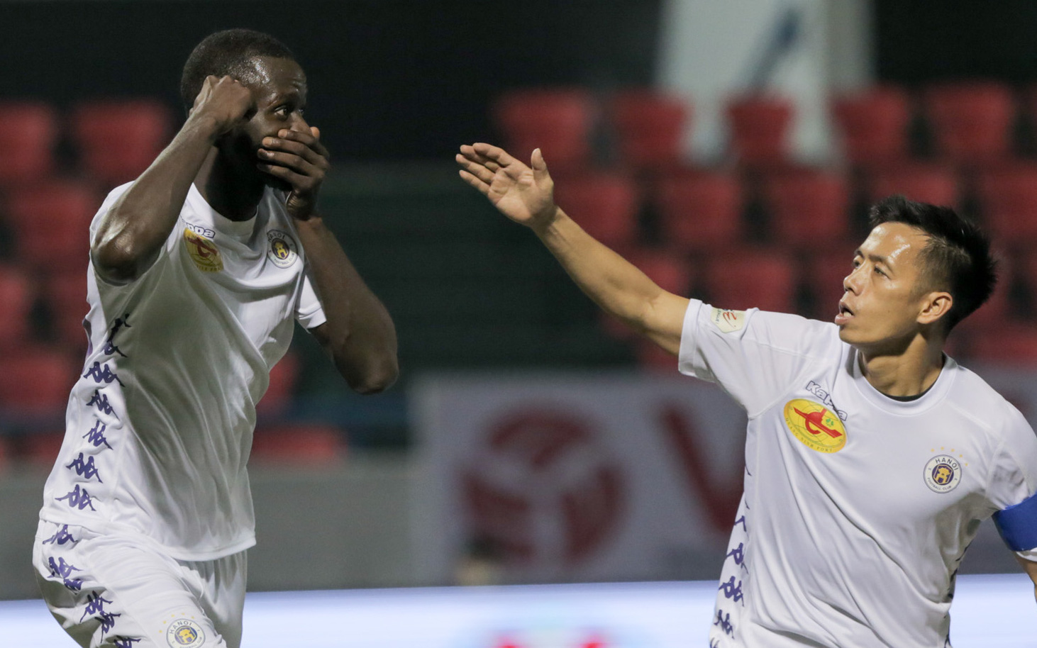 PAPA IBOU KEBE, tin tức Mới nhất Đồng đội Quang Hải ăn mừng kiểu "bịt ...