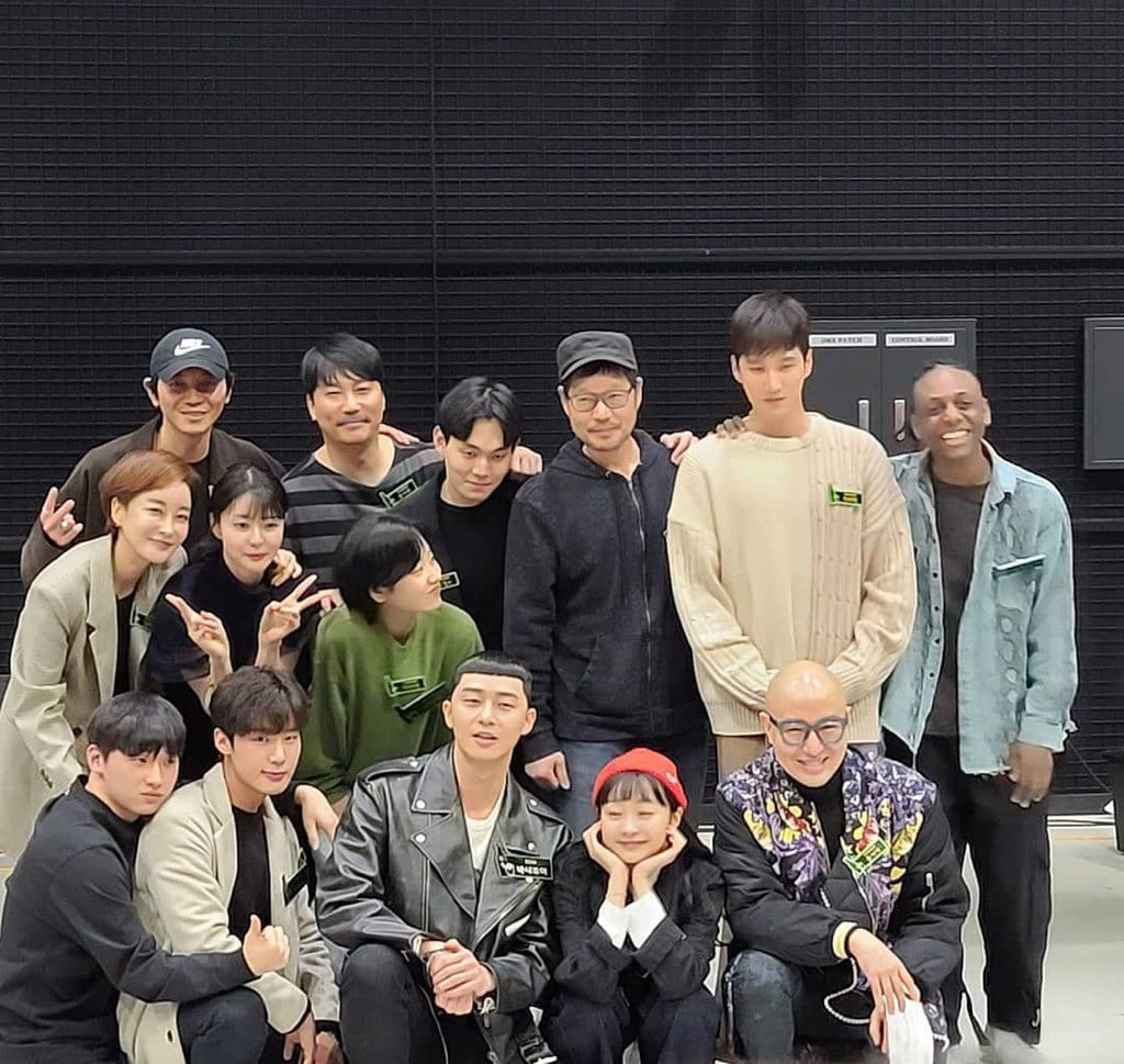 Dàn cast “Itaewon Class” cùng chụp hình kỷ niệm tập cuối, cặp Park Seo ...