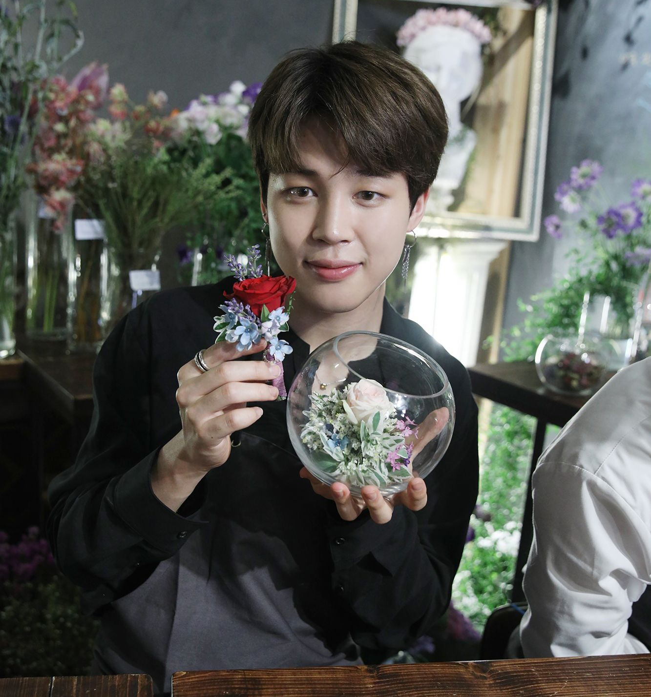 Chủ tiệm hoa mắc lỗi thông tin về BTS khi quay show, cách các thành ...