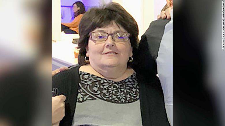 Người phụ nữ dù trên giường bệnh vẫn cố gắng phân phát thực phẩm cho ...