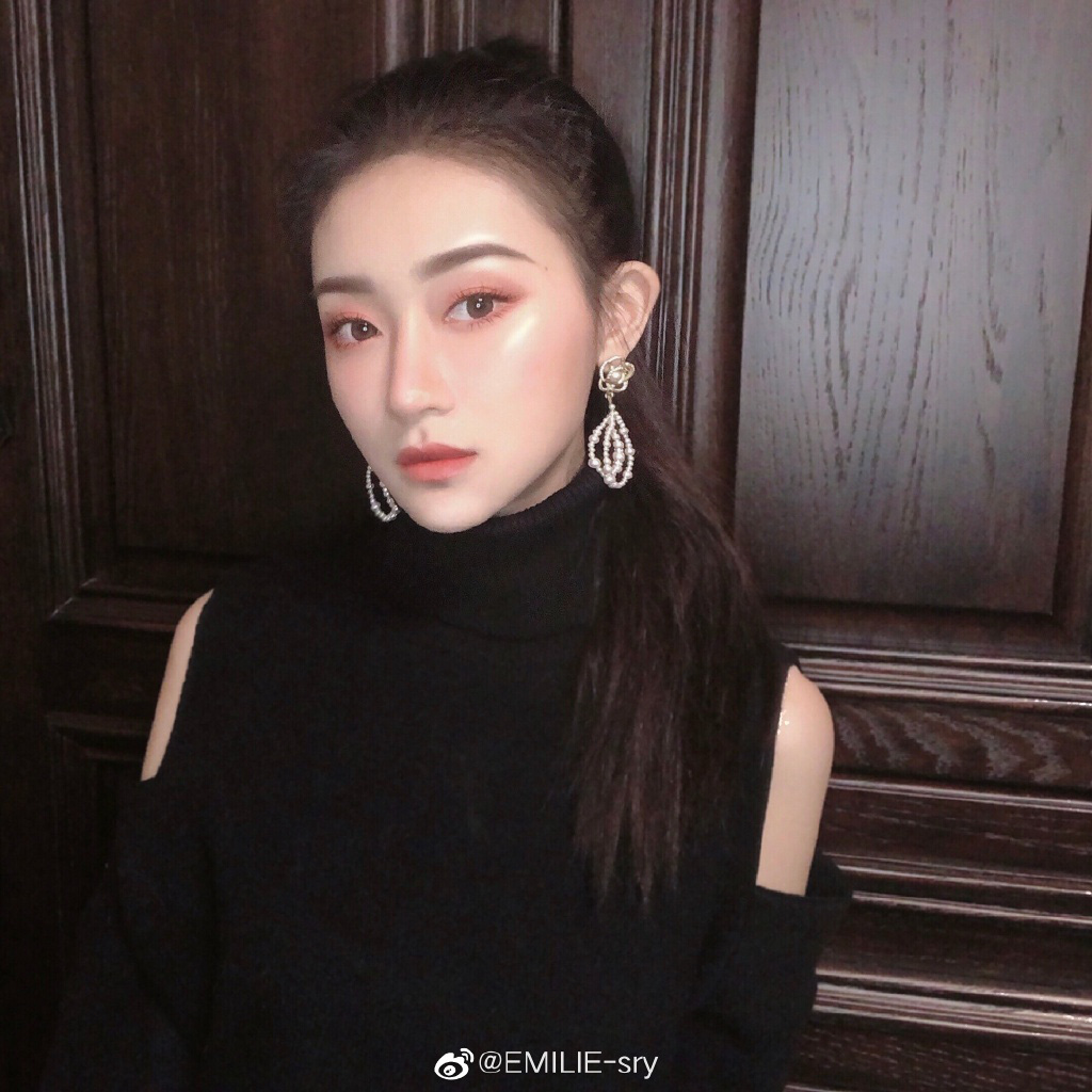 Xuất hiện đối thủ của "Thánh lố phát cuồng Lisa": Bạch phú mỹ tài năng ...