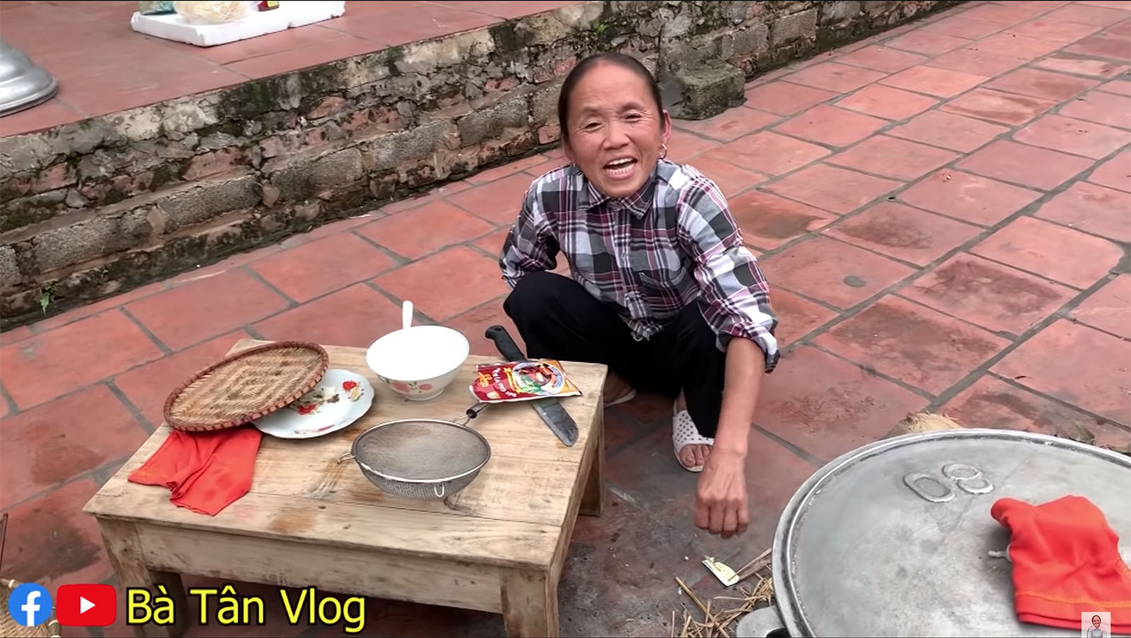 Bà Tân được con trai làm tặng hẳn chiếc bát to "khủng bố", liền làm ...