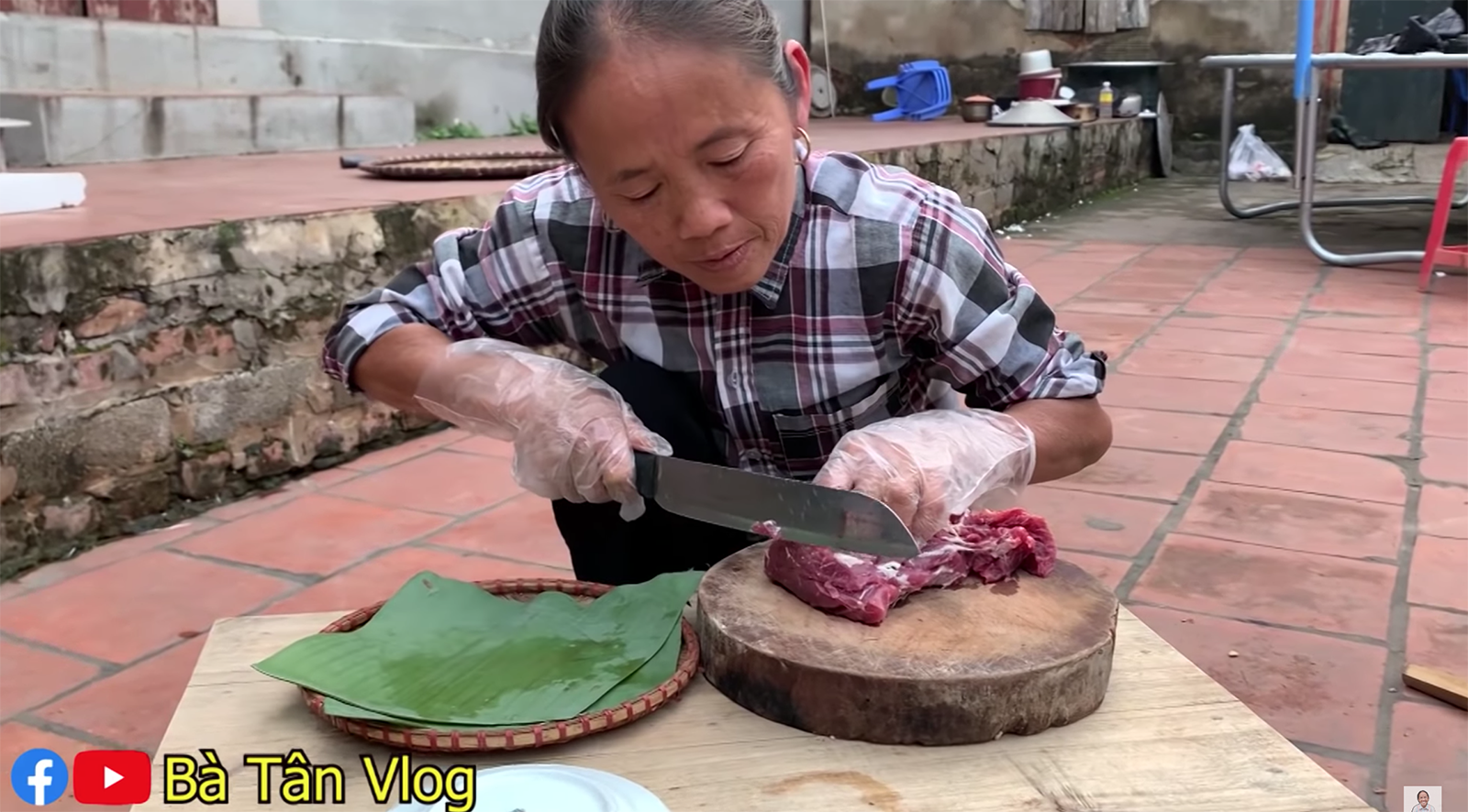 Bà Tân được con trai làm tặng hẳn chiếc bát to "khủng bố", liền làm ...