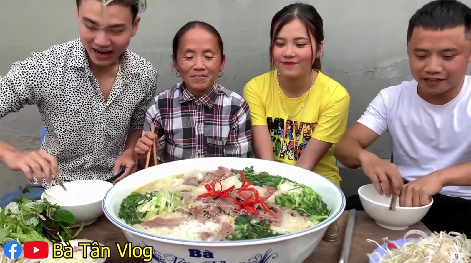 Bà Tân được con trai làm tặng hẳn chiếc bát to "khủng bố", liền làm ...