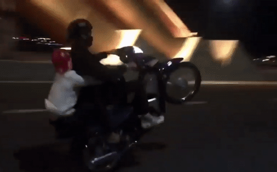 ĐUA XE, tin tức Mới nhất Clip: Phẫn nộ 2 quái xế bốc đầu xe “làm xiếc ...